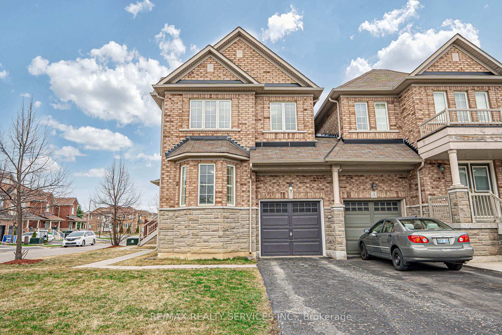9 Delport Close, Brampton, ON L6P 3T3