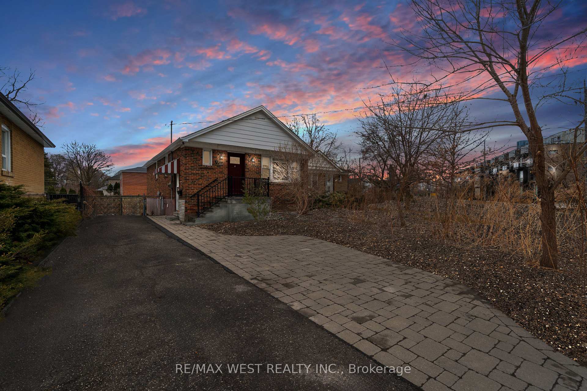 9 Fieldway Road, Toronto, ON M8Z 3L1