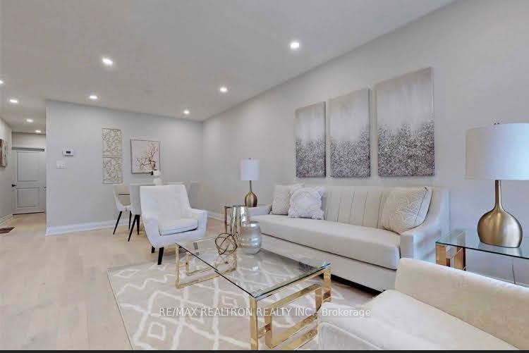 9 Lee Gate, Aurora, ON L4G 2J6