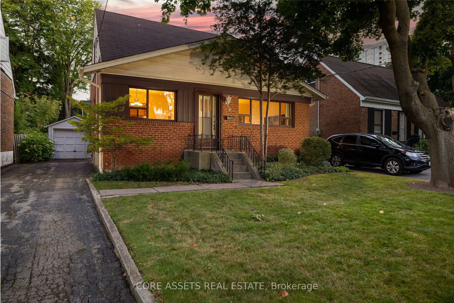 9 Lyndale Drive, Toronto, ON M2N 2X9