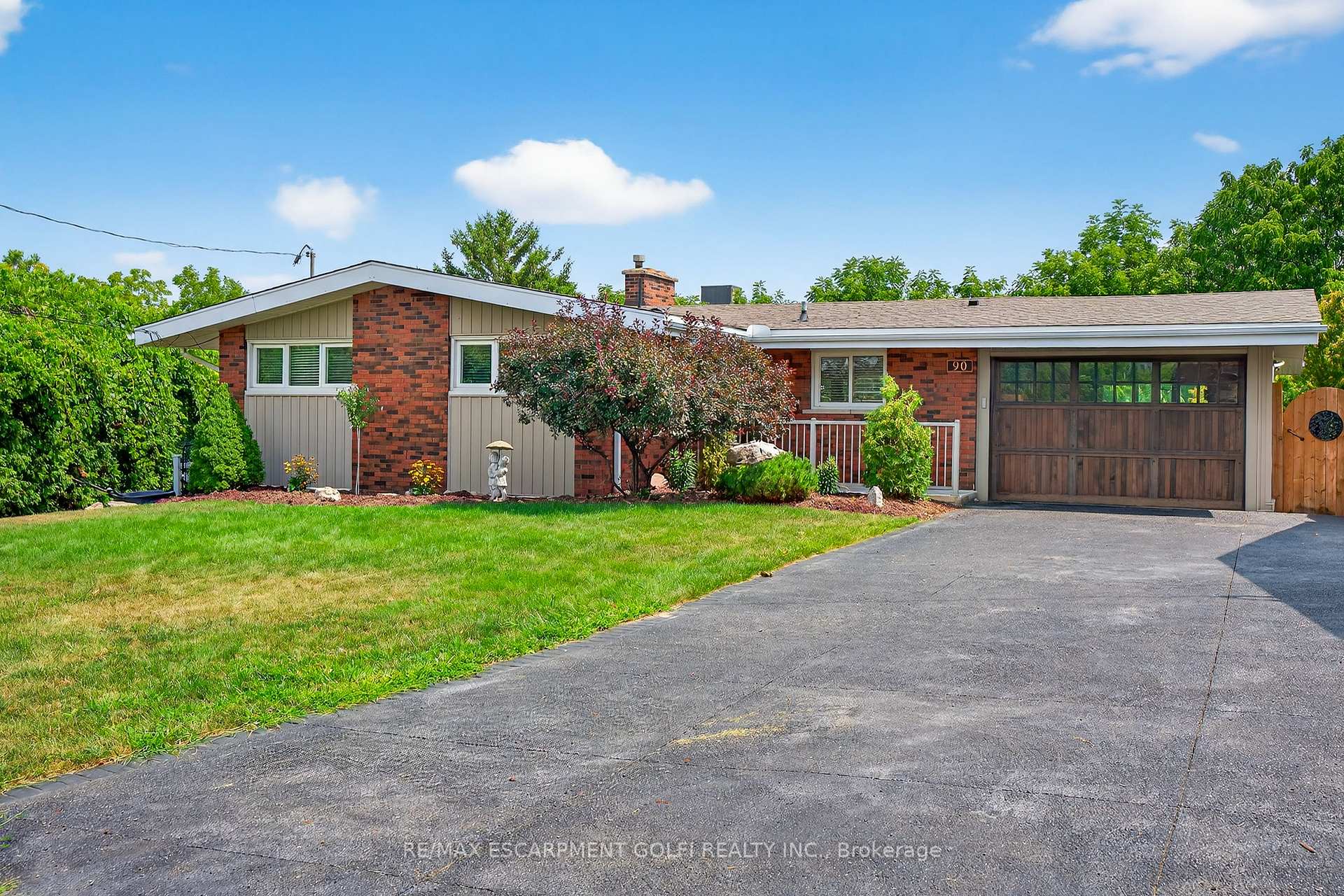 90 Mountain Avenue N, Hamilton, ON L8G 3P7