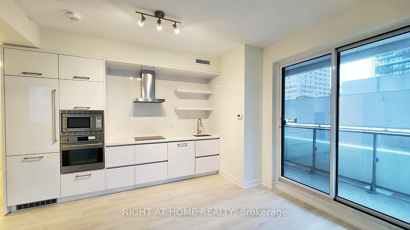 902 - 2221 Yonge Street, Toronto, ON M4S 2B4