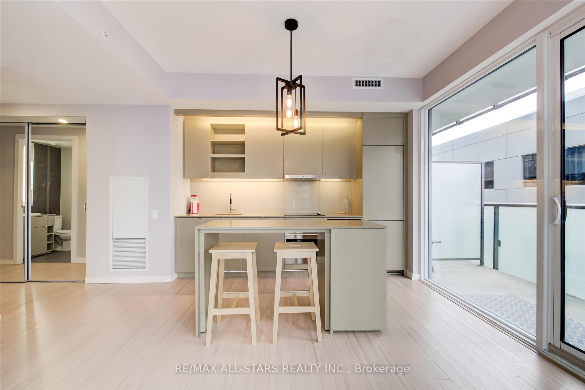 903 - 101 Peter Street, Toronto, ON M5V 2G9