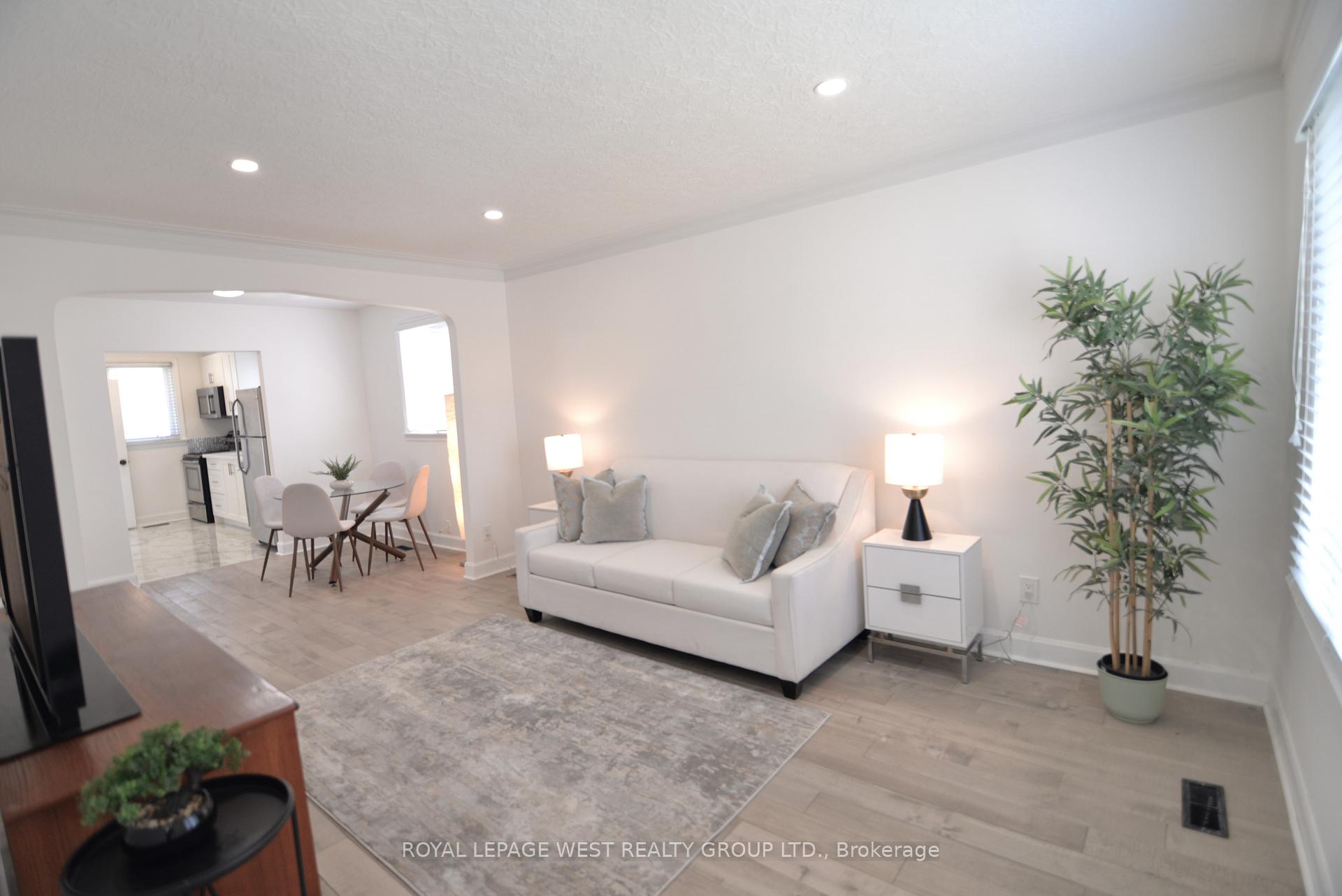 905 Islington Avenue, Toronto, ON M8Z 4P1