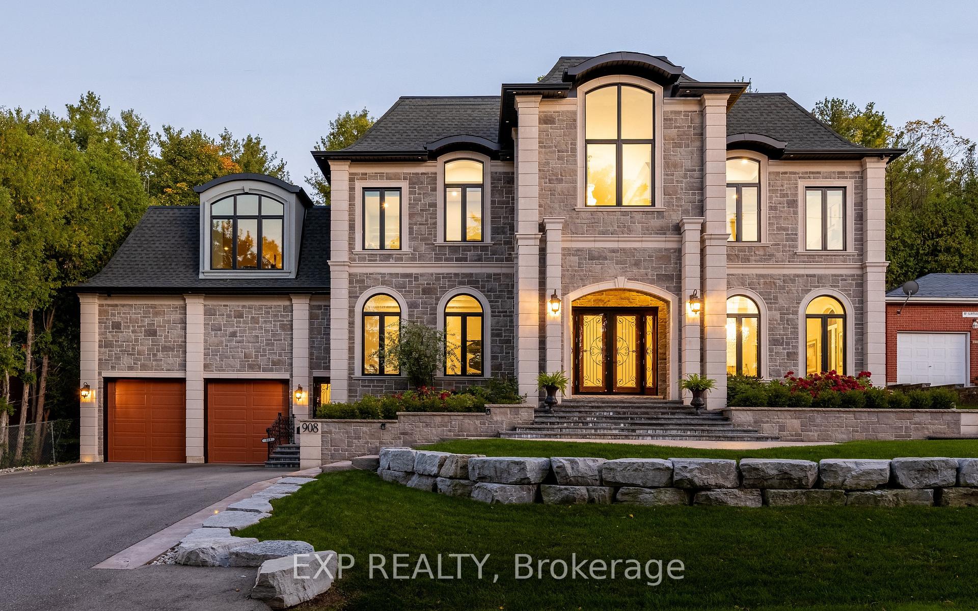 908 Bishop Place, Hamilton, ON L9G 3E5