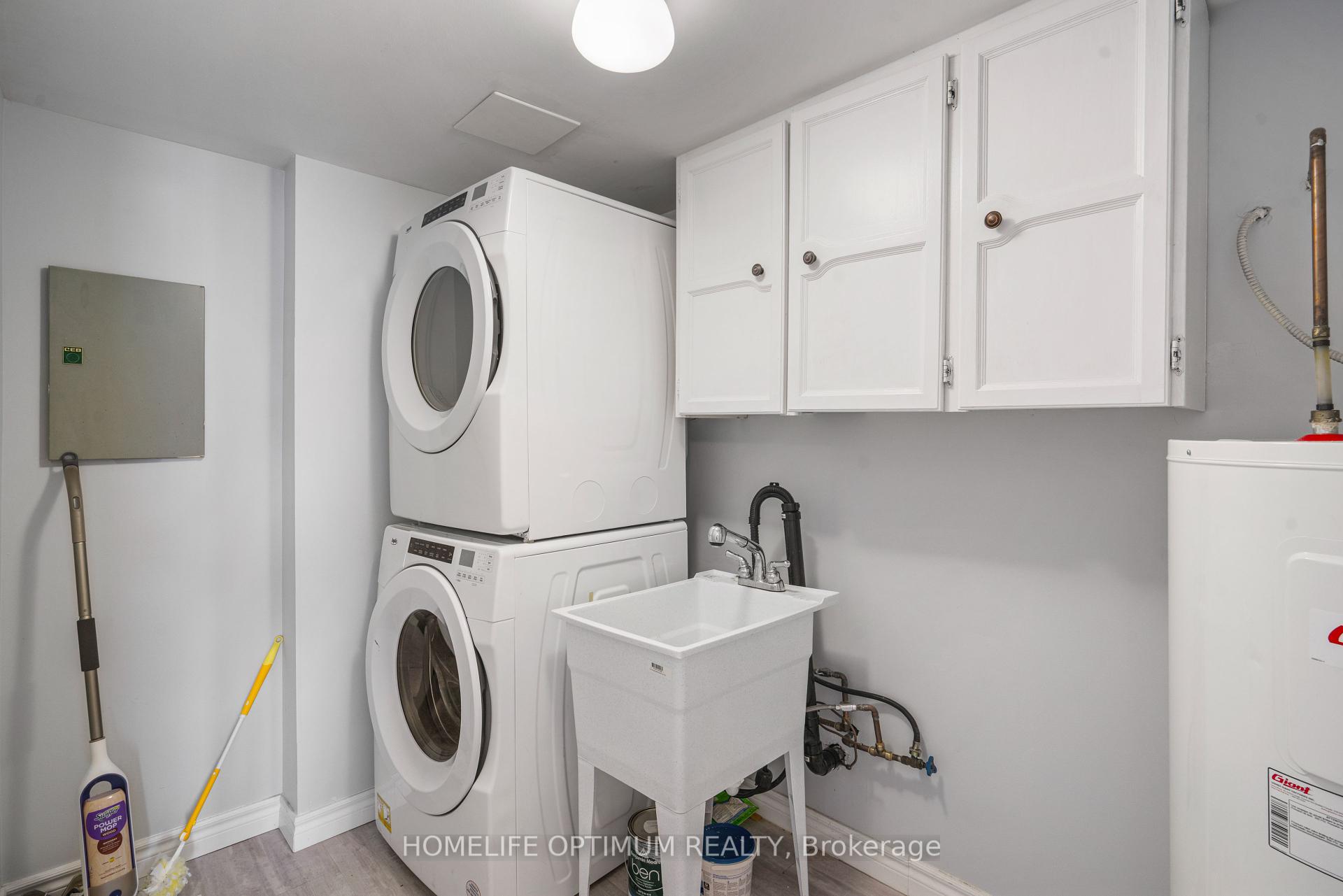 910 - 40 William Roe Boulevard W, Newmarket, ON L3Y 5N4