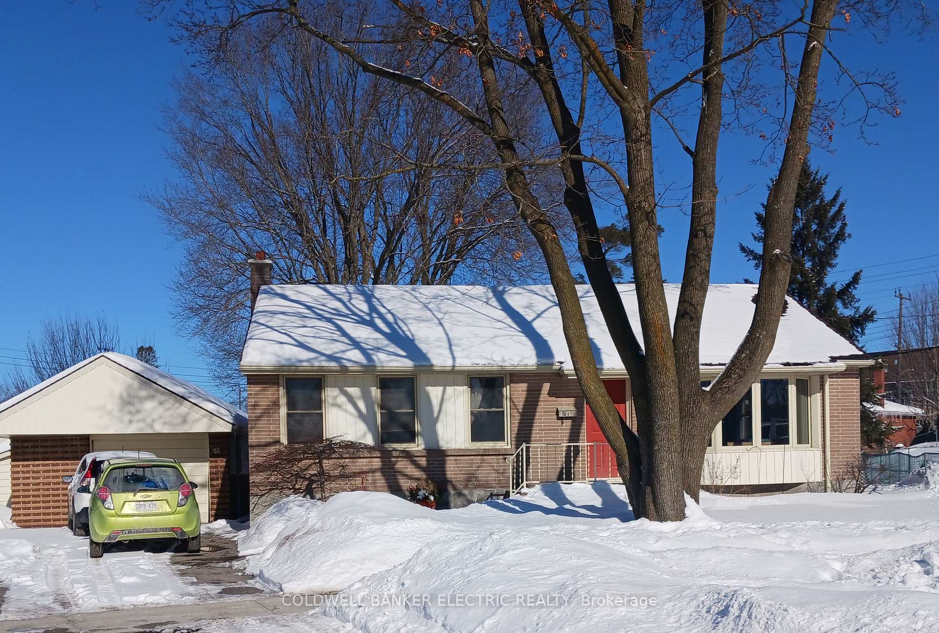 912 Elmdale Crescent, Peterborough, ON K9H 6G3