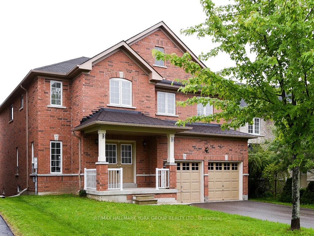 92 Memorial Gardens Way, Newmarket, ON L3X 3A7