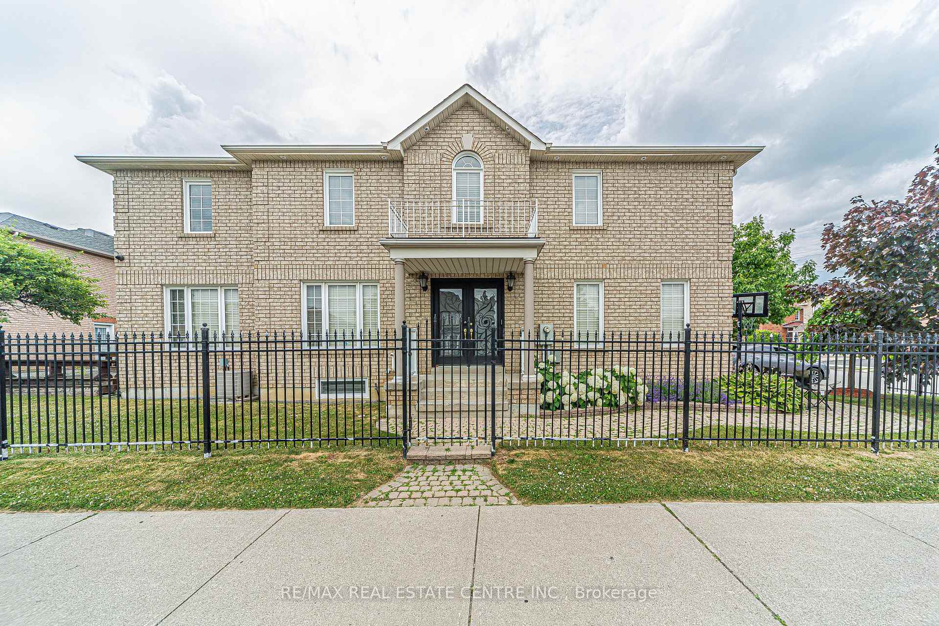 92 Oaklea Boulevard, Brampton, ON L6Y 5G6