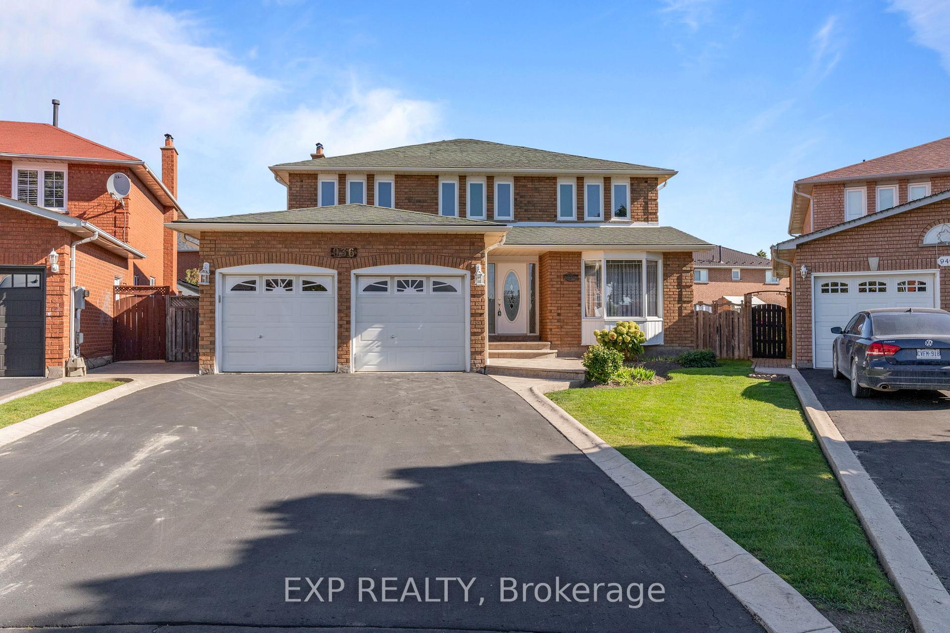 936 Summerbreeze Court, Mississauga, ON L5V 1C9