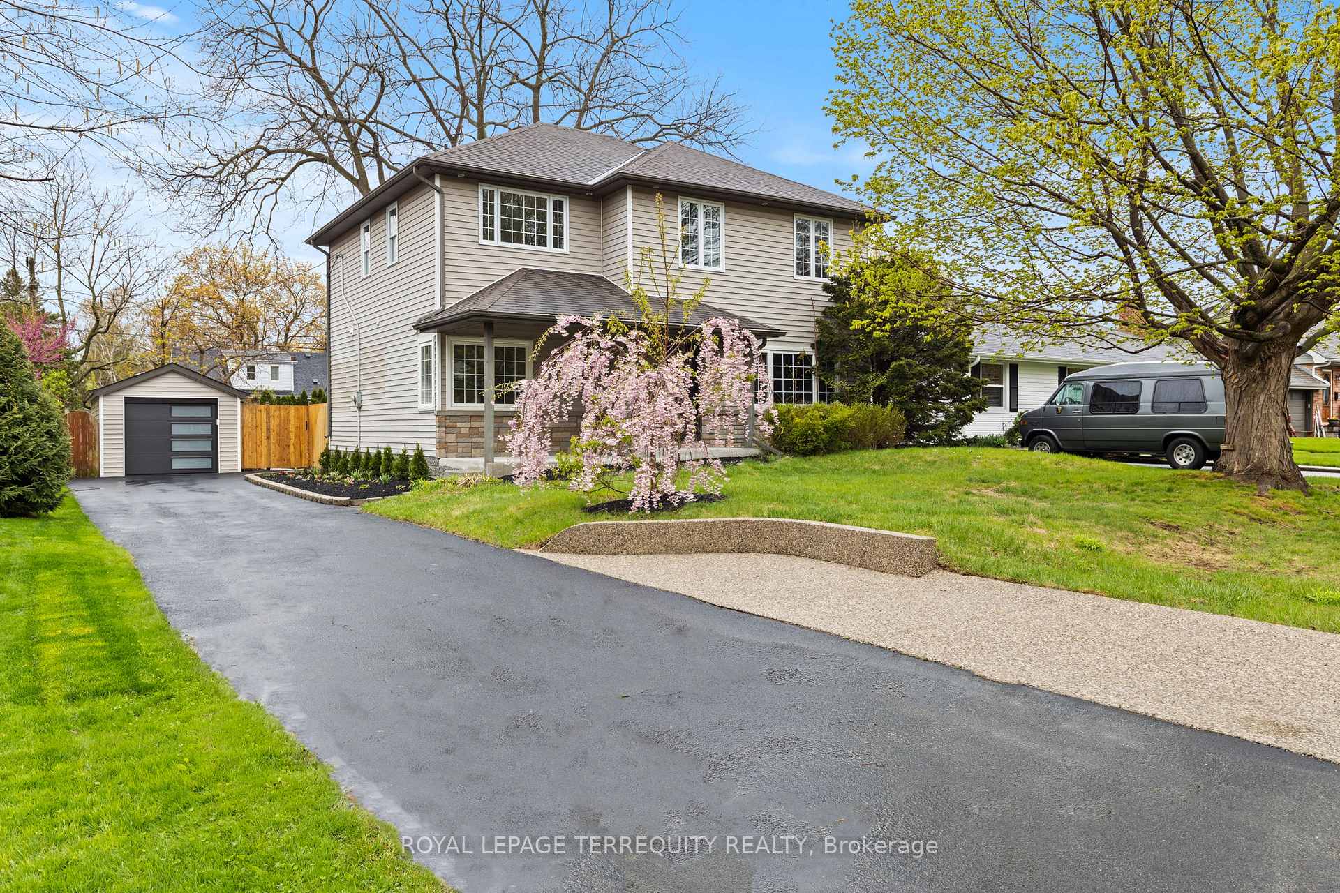 944 Long Drive, Burlington, ON L7T 3K1