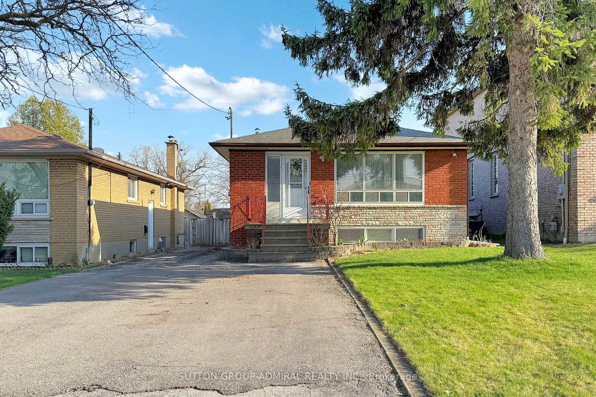 95 Gaydon Avenue, Toronto, ON M9M 1G8