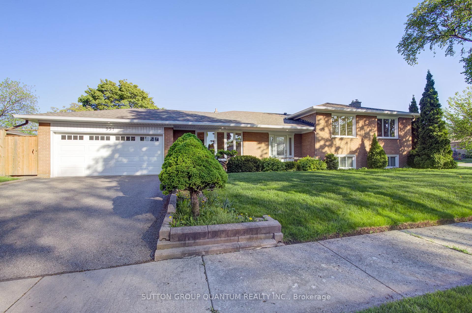 951 Streamway Crescent, Mississauga, ON L4Y 2P3