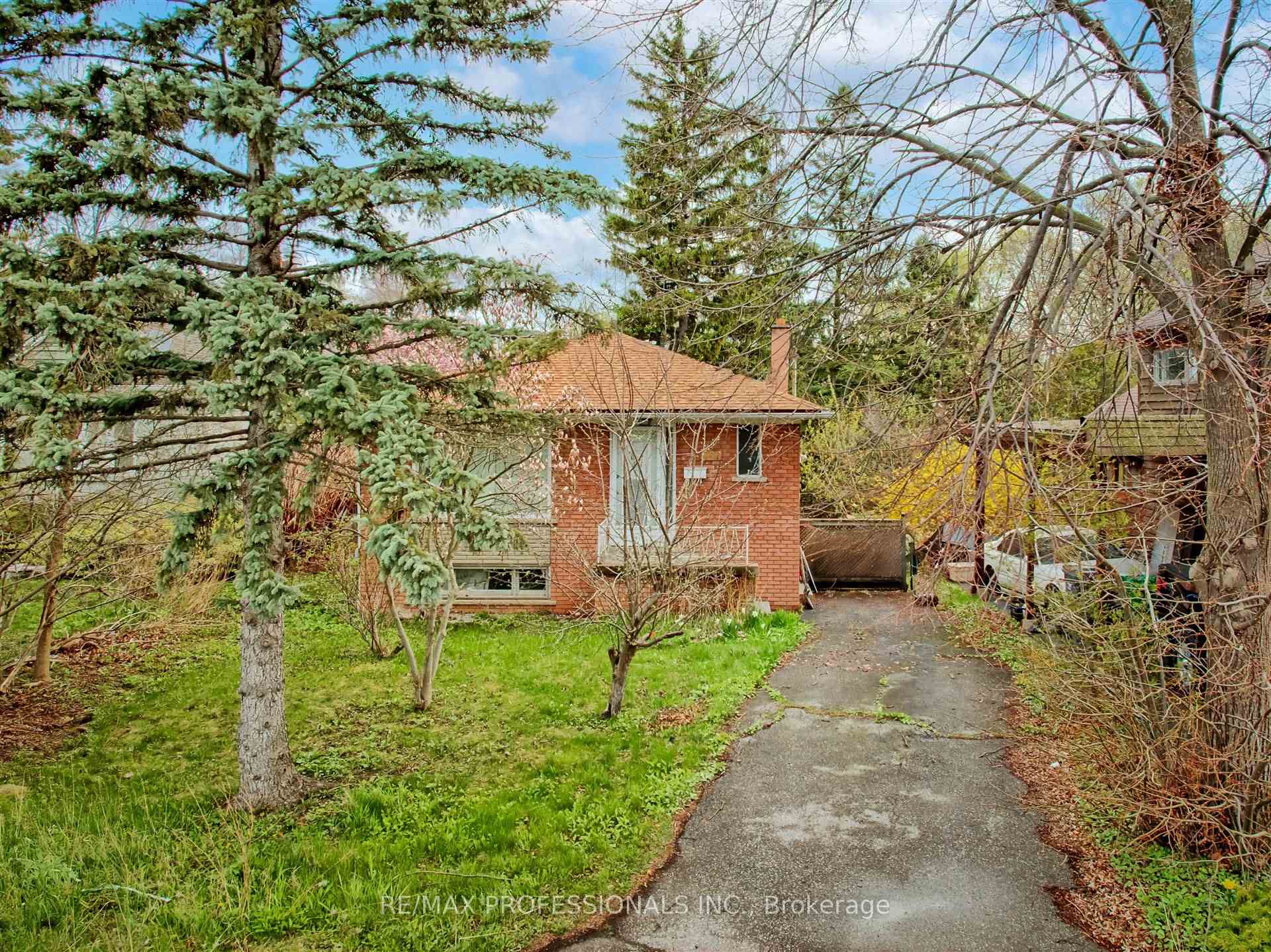 957 Beechwood Avenue, Mississauga, ON L5G 4E3