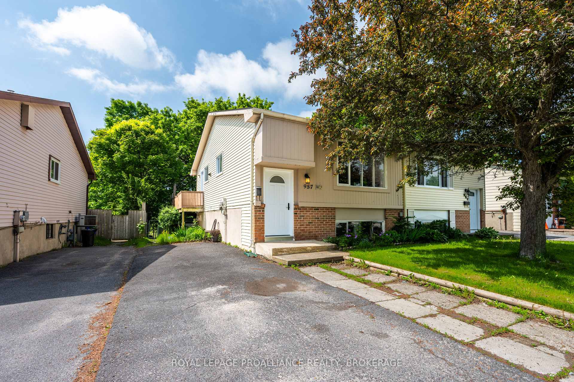 957 Old Colony Road, Kingston, ON K7P 1H5