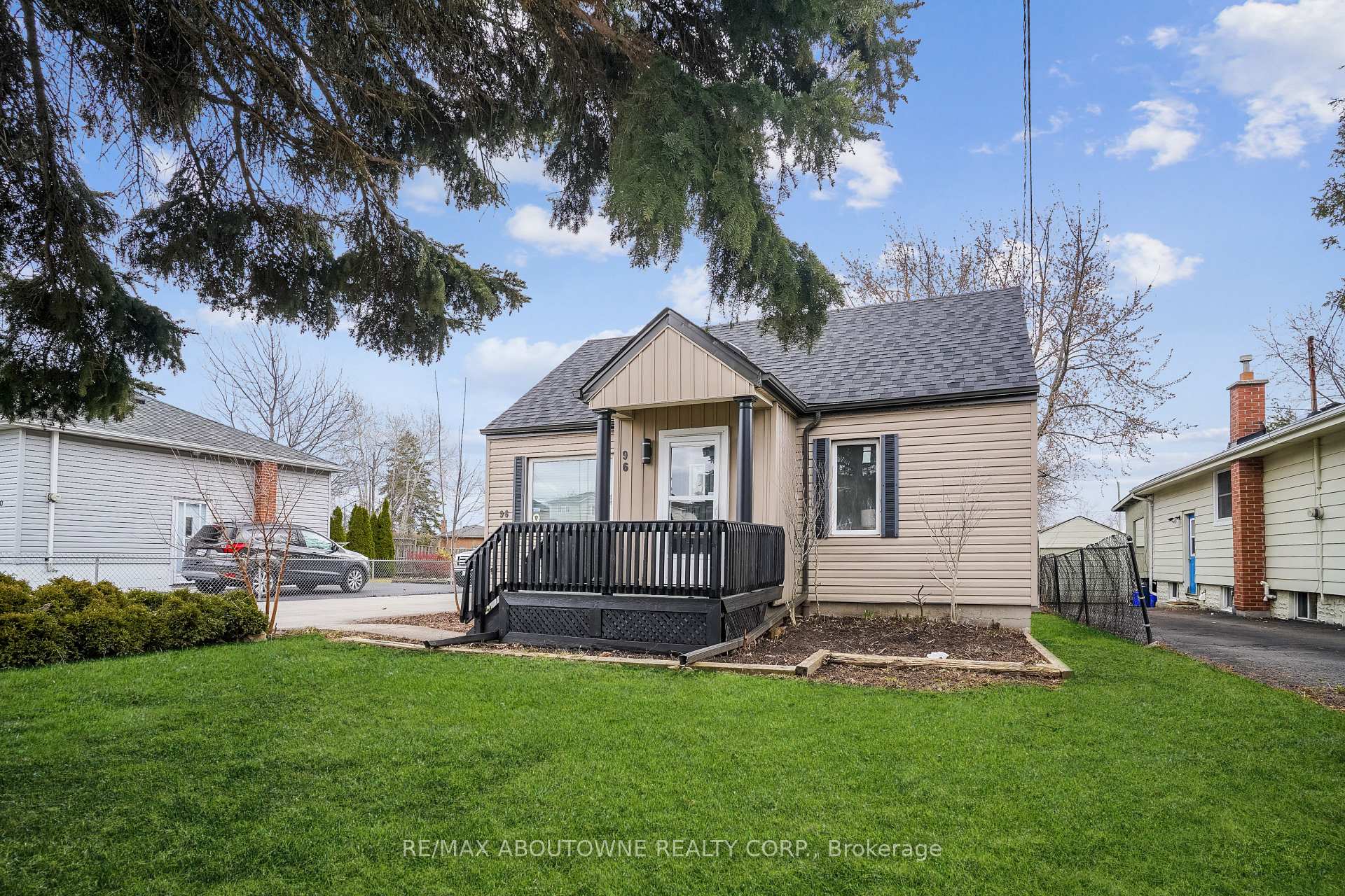 96 MOHAWK Road E, Hamilton, ON L9A 2G9
