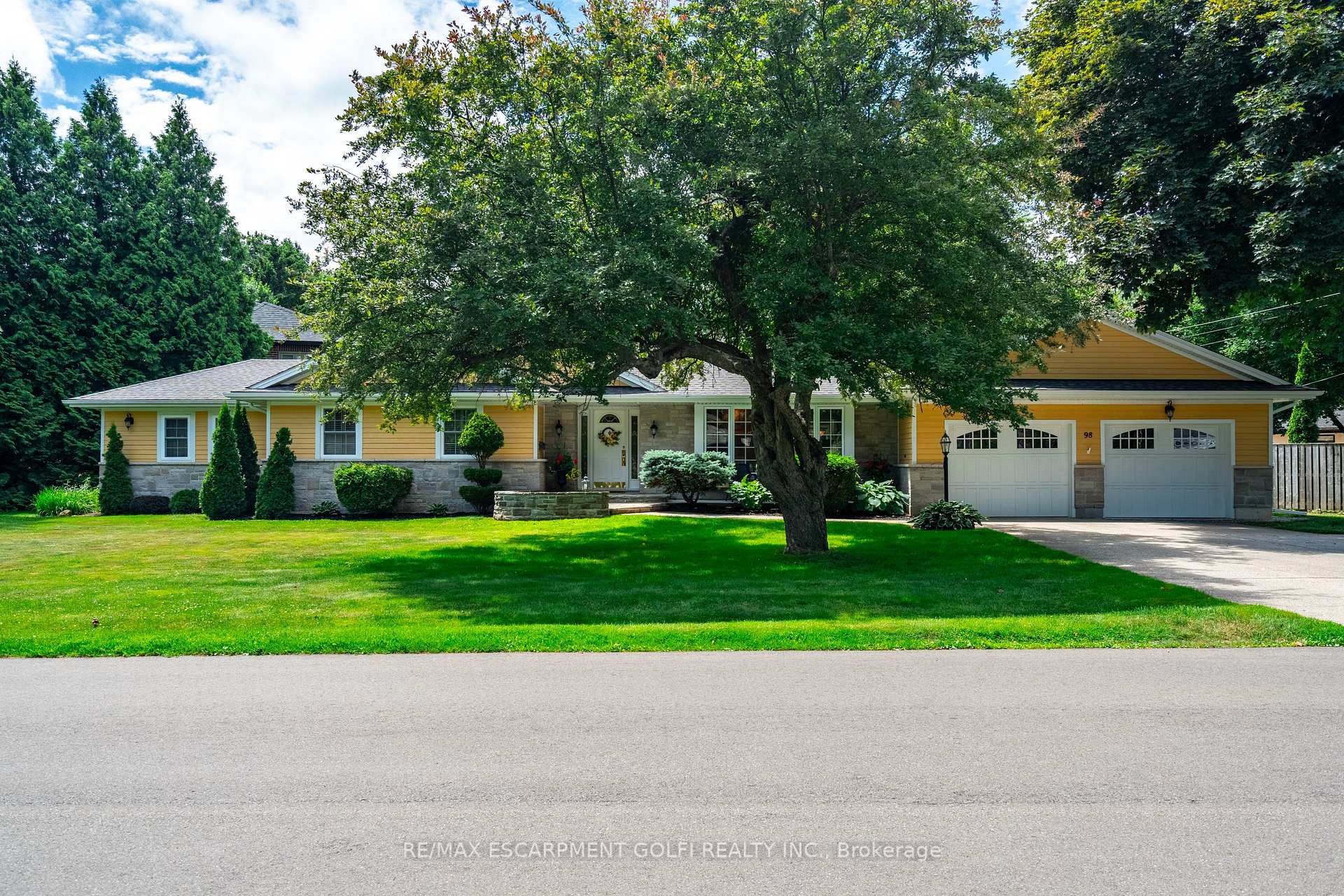 98 Hadley Drive, Hamilton, ON L9G 1H2
