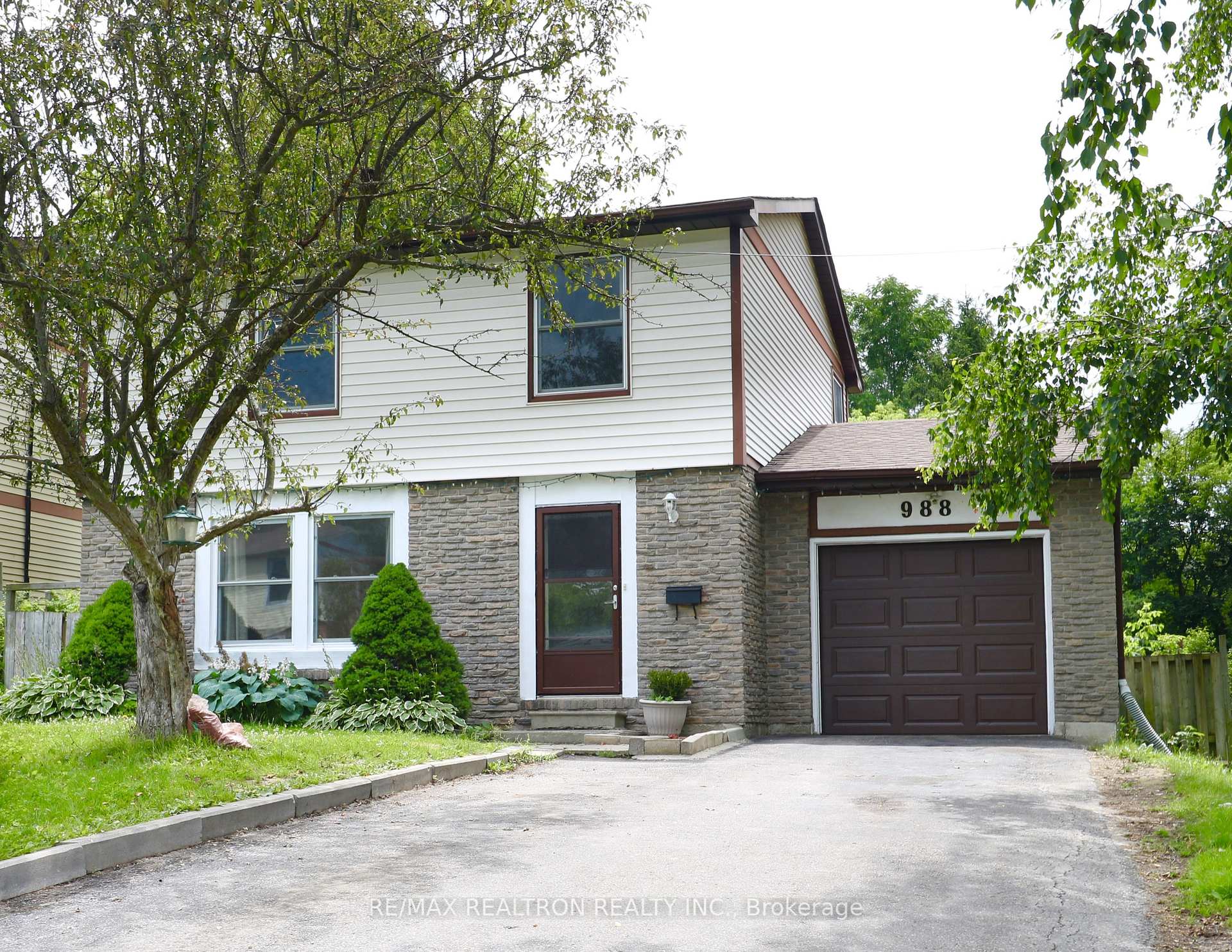 988 Jacarandah Drive, Newmarket, ON L3Y 5K5