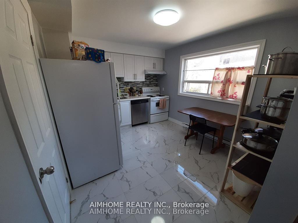 Room3 - 26 Courville Coachway, Toronto, ON M2J 3V5