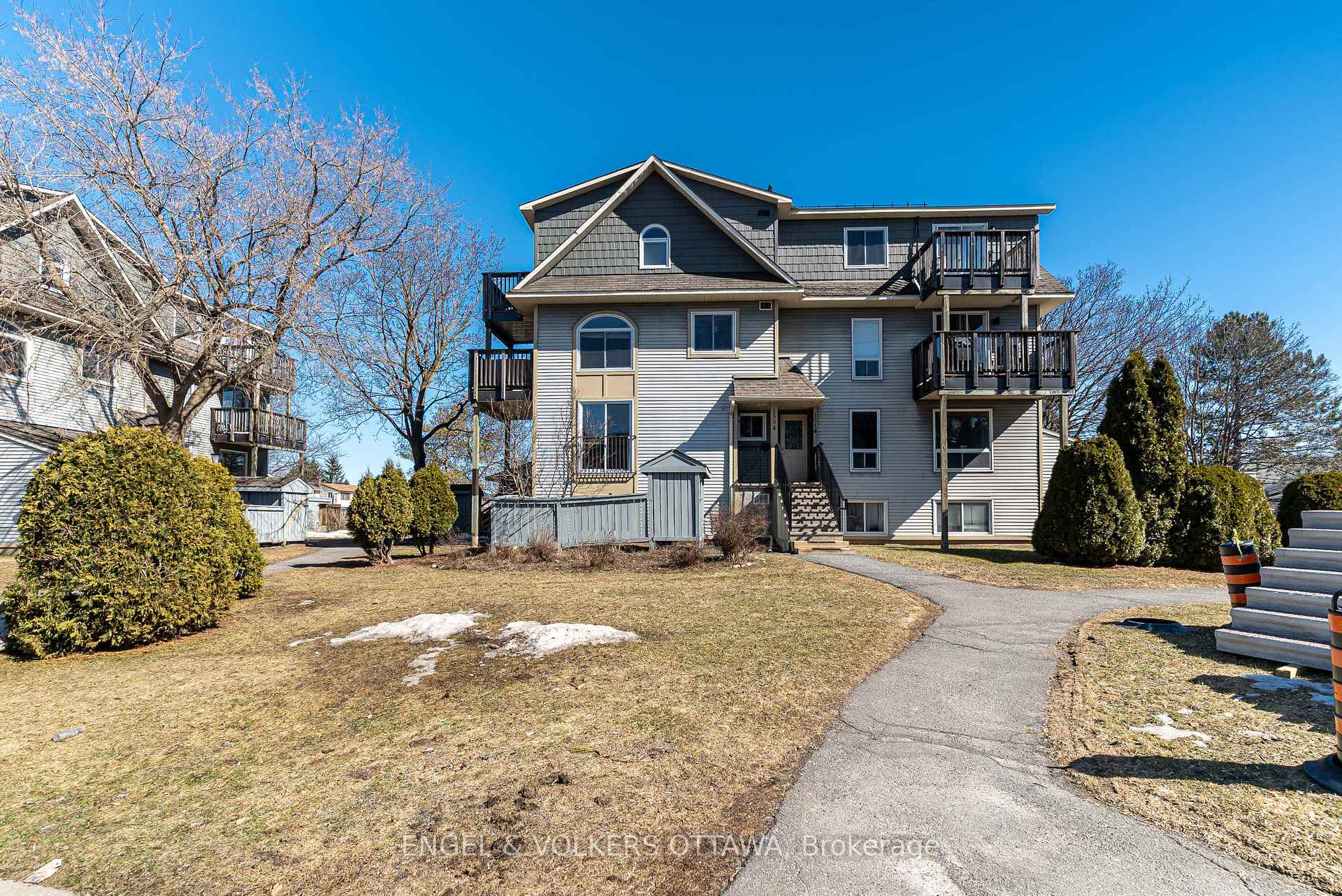 1504 Tanguay Court, Kanata, ON K2L 3X8