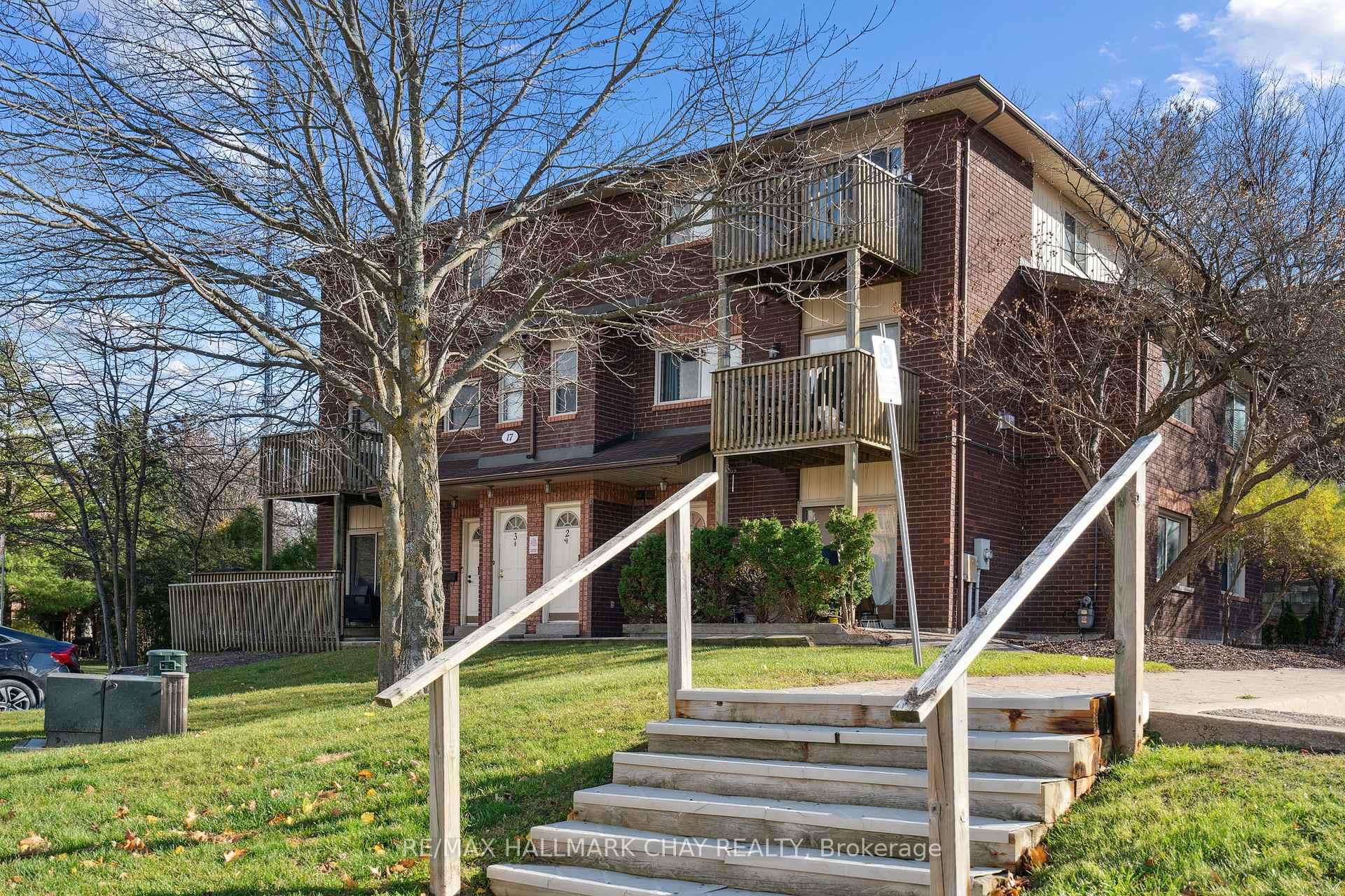 17 Meadow Lane, Barrie, ON L4N 7K3