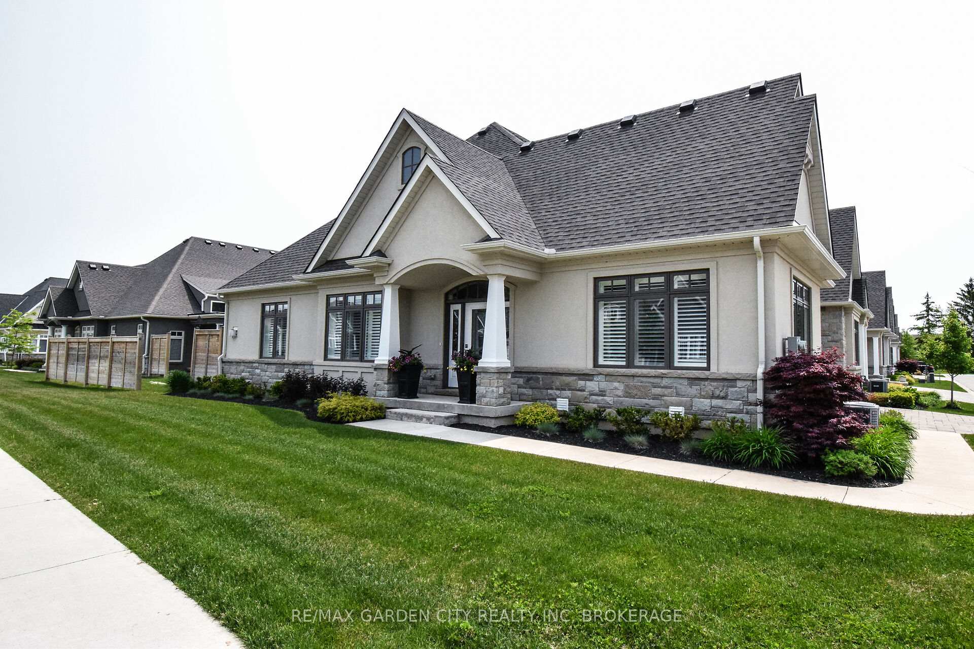 2 SASSAFRAS Row, Fort Erie, ON L0S 1N0