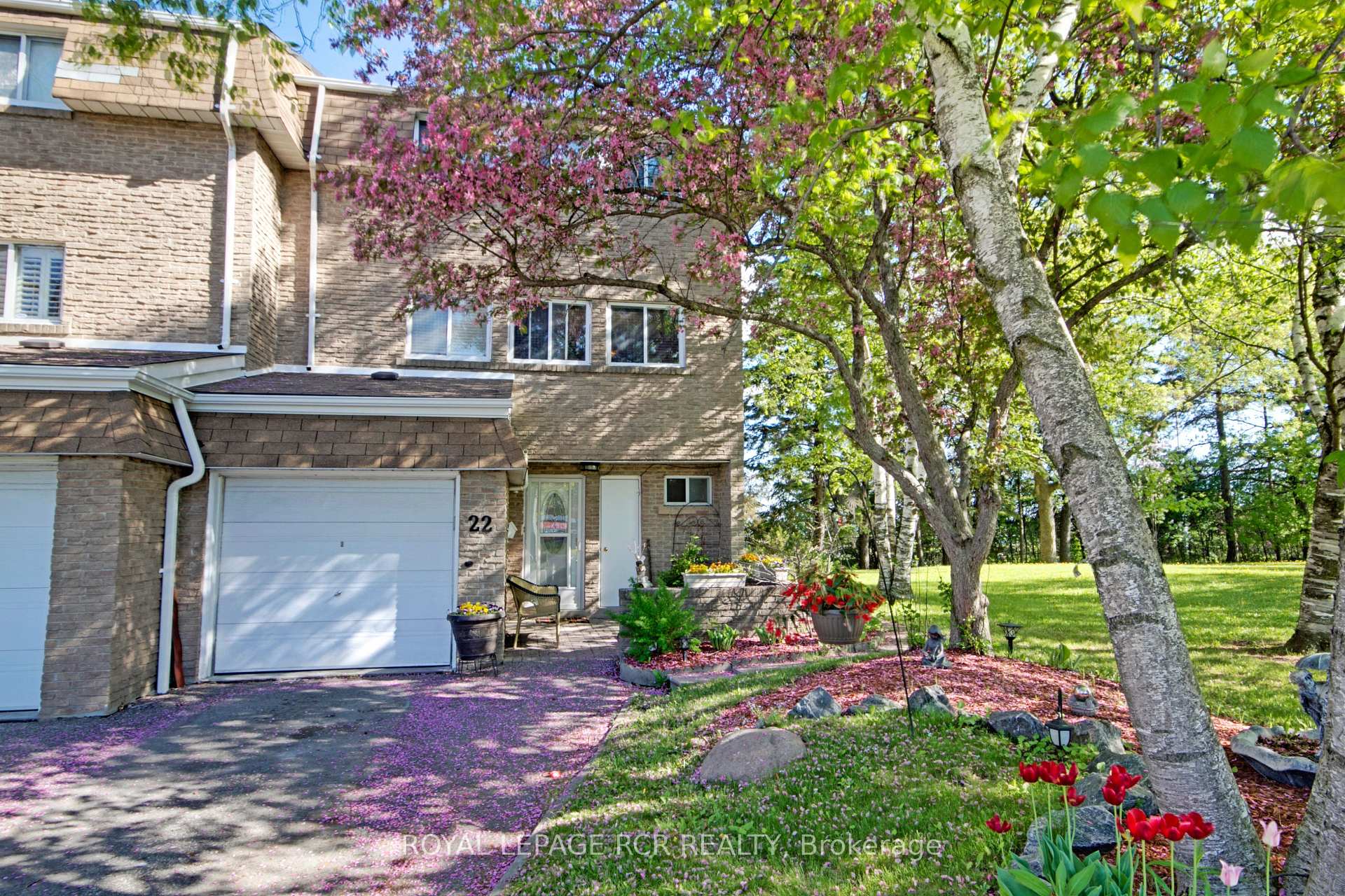 22 Henderson Drive, Aurora, ON L4G 3L2