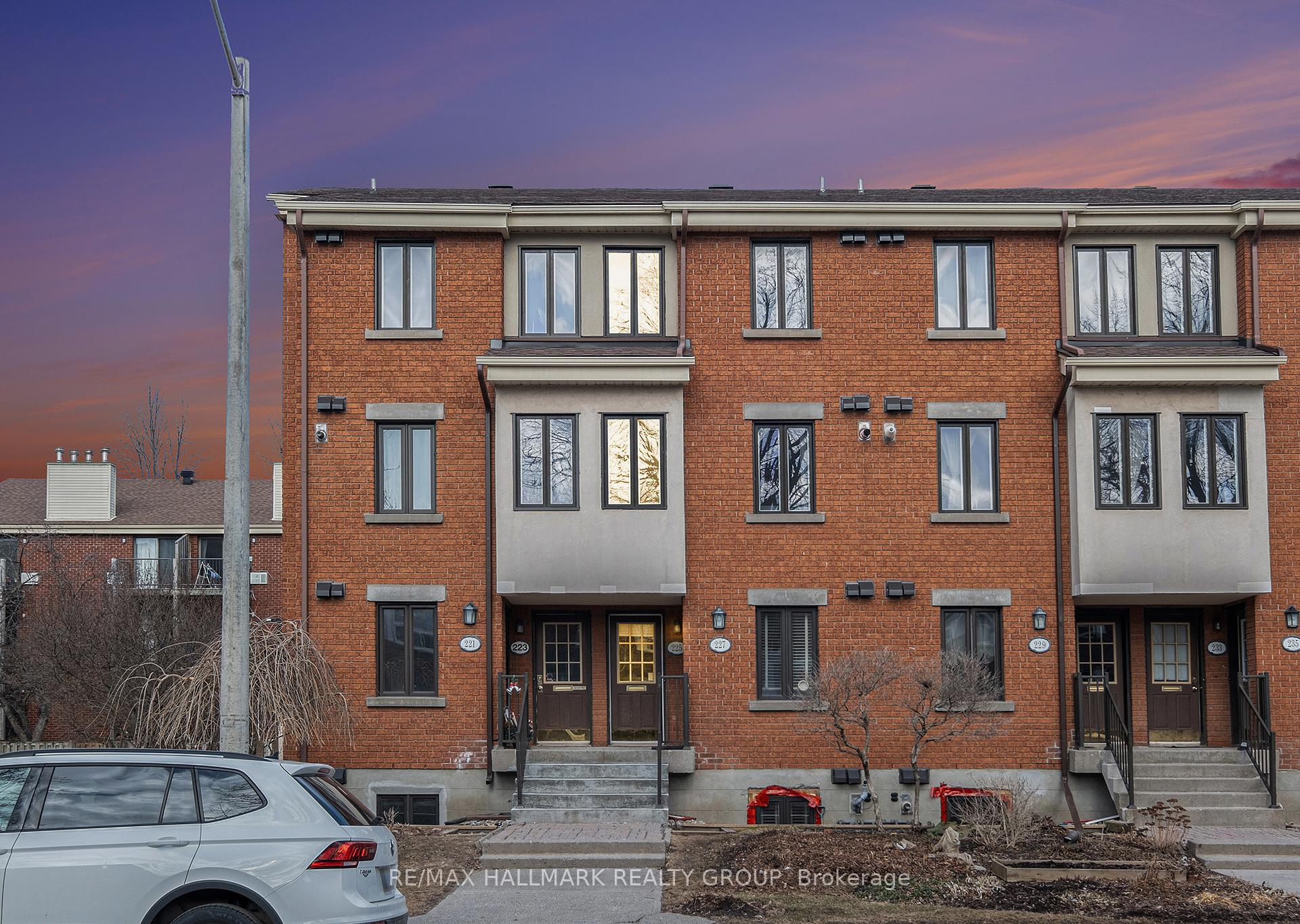 225 Mart Circle, Manor Park - Cardinal Glen and Area, ON K1K 4K2