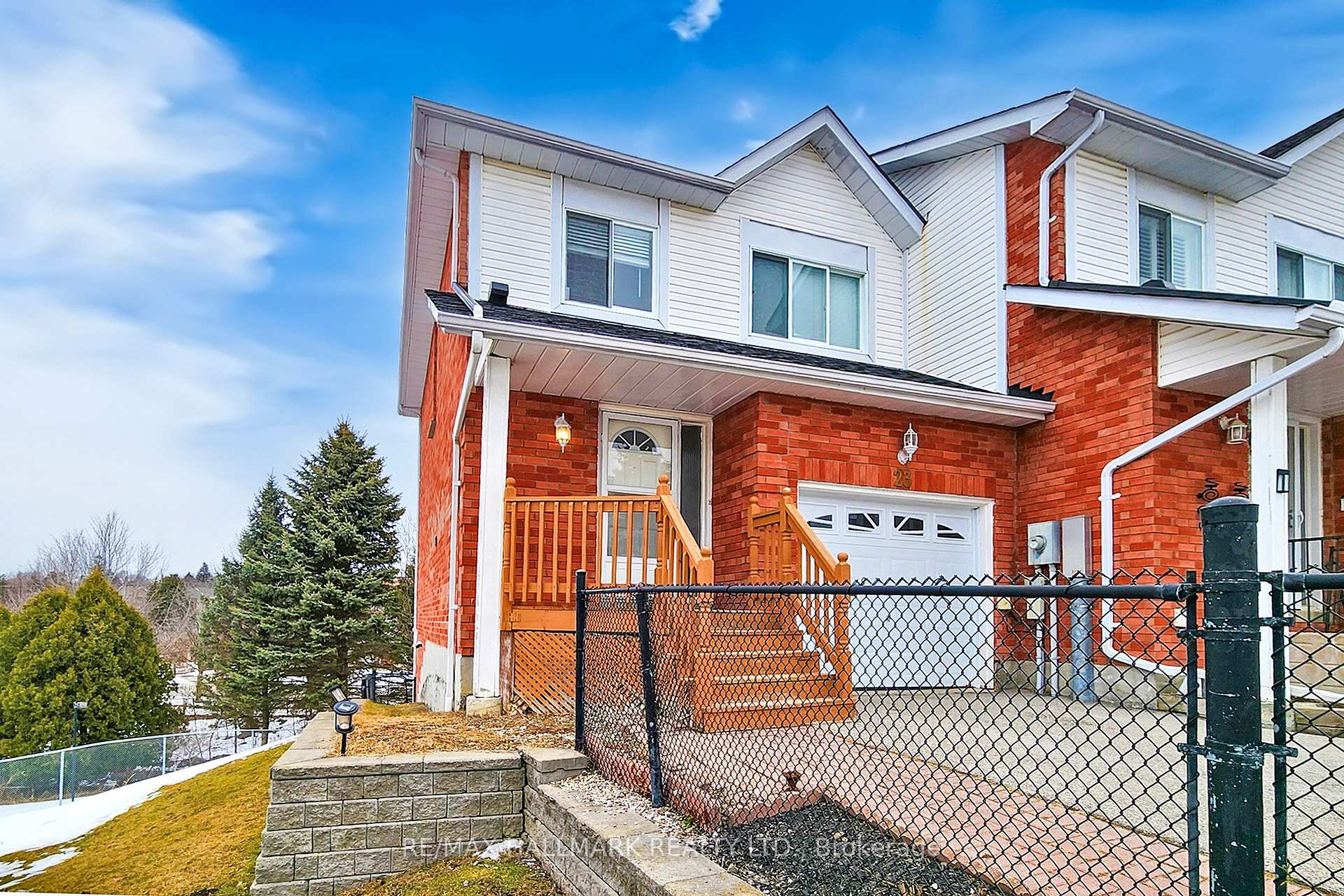 23 Mckinnon Court, Newmarket, ON L3Y 8L6