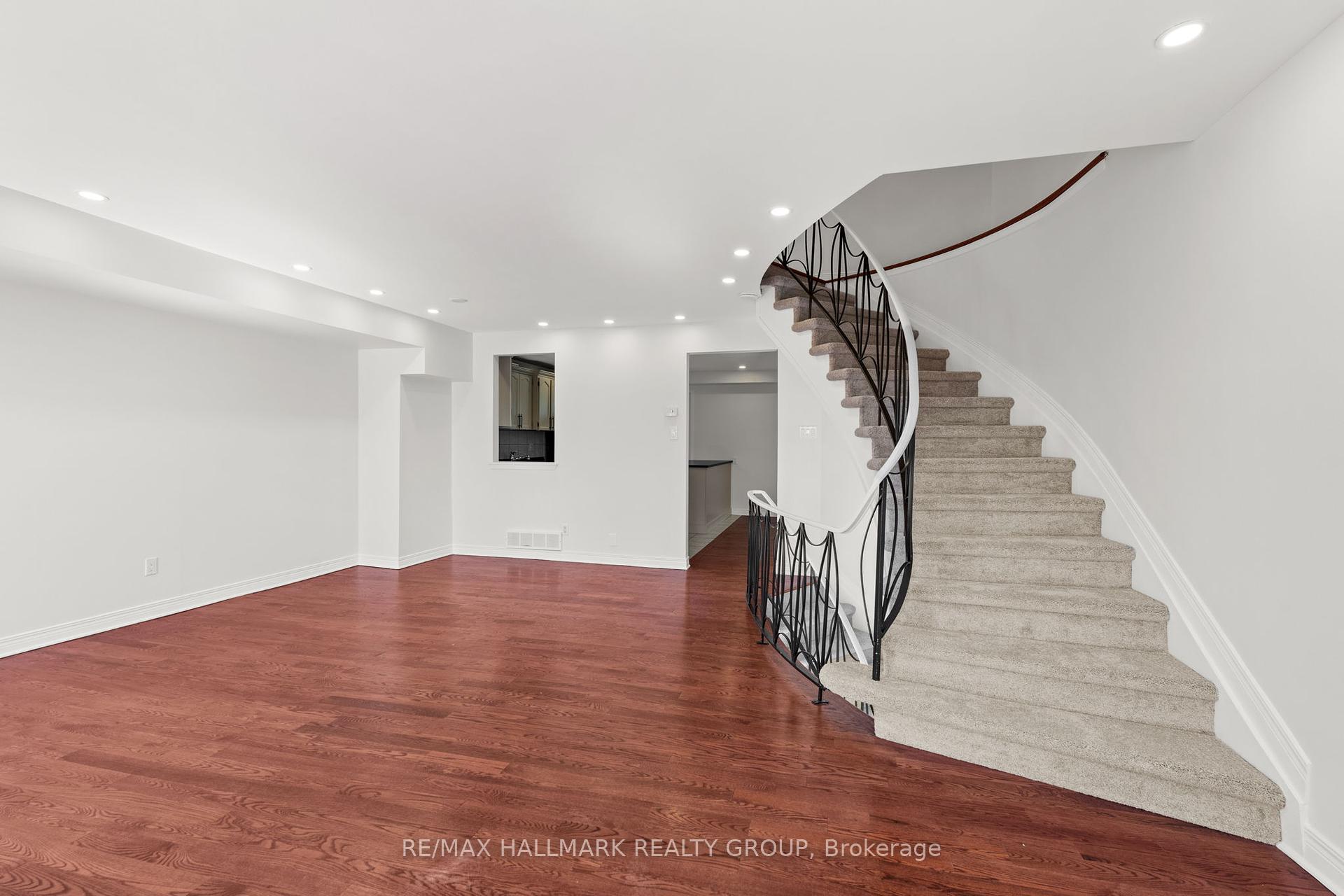 2545 FLANNERY Drive, Billings Bridge - Riverside Park and Area, ON K1V 9R5