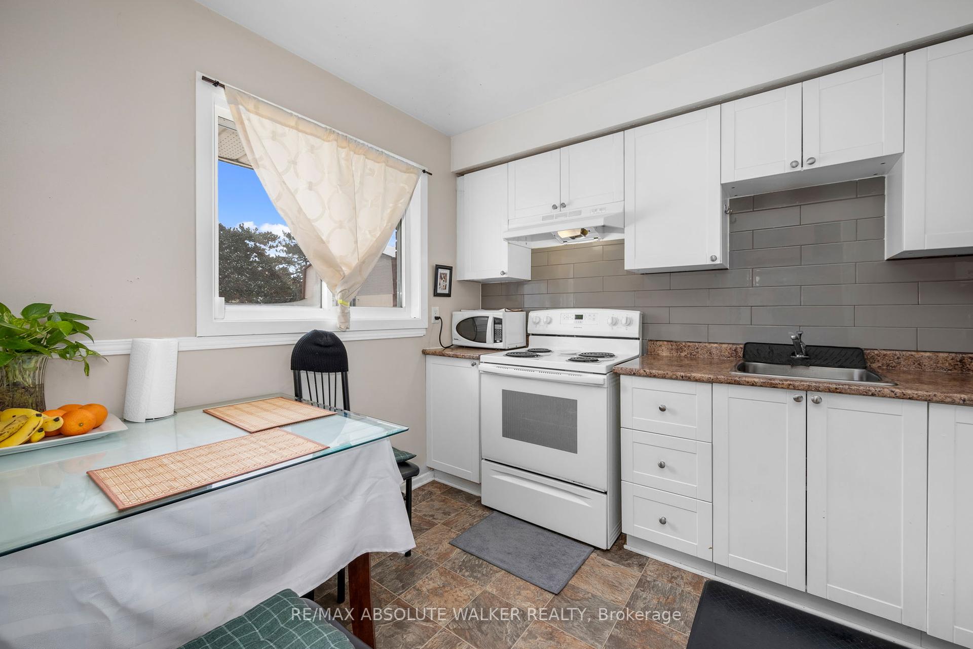 25A Sonnet Crescent, Bells Corners and South to Fallowfield, ON K2H 8W8