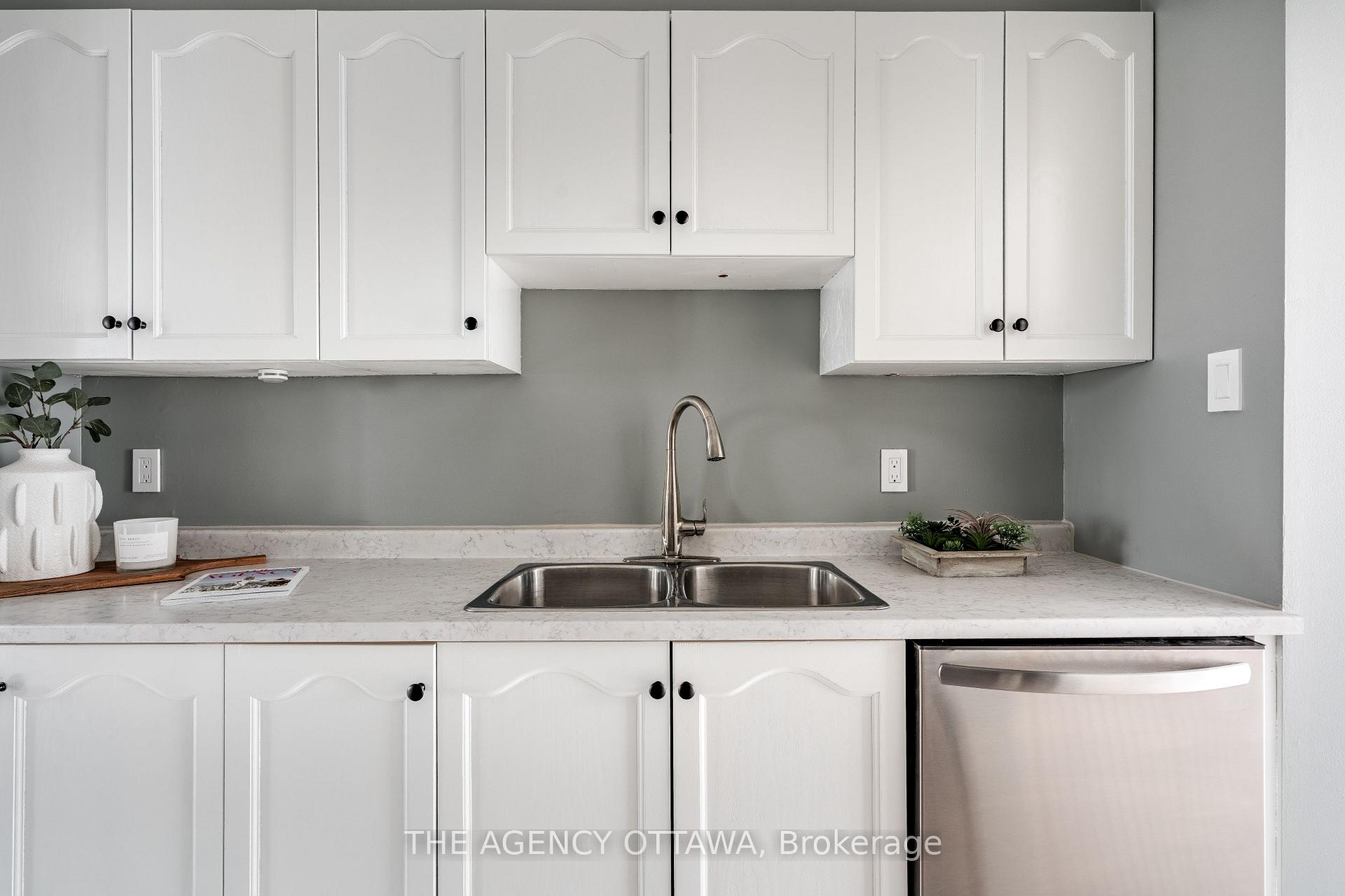 29 CASTLEGREEN Private, Hunt Club - South Keys and Area, ON K1T 3N4