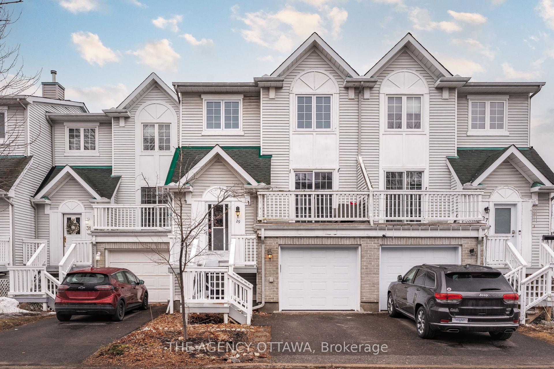 29 CASTLEGREEN Private, Hunt Club - South Keys and Area, ON K1T 3N4