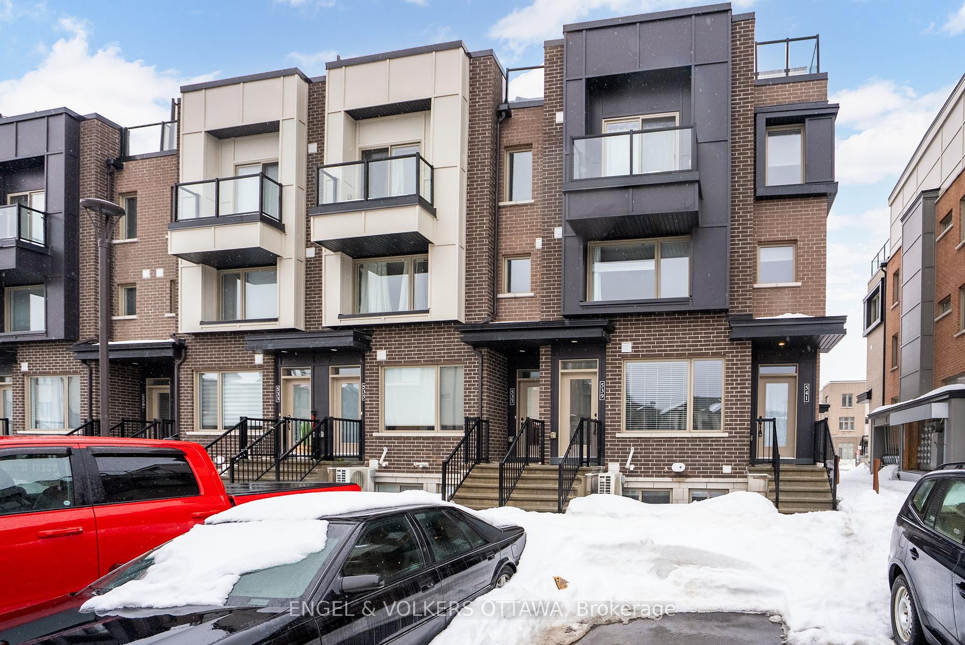 539 Takamose Private, Manor Park - Cardinal Glen and Area, ON K1K 5A4