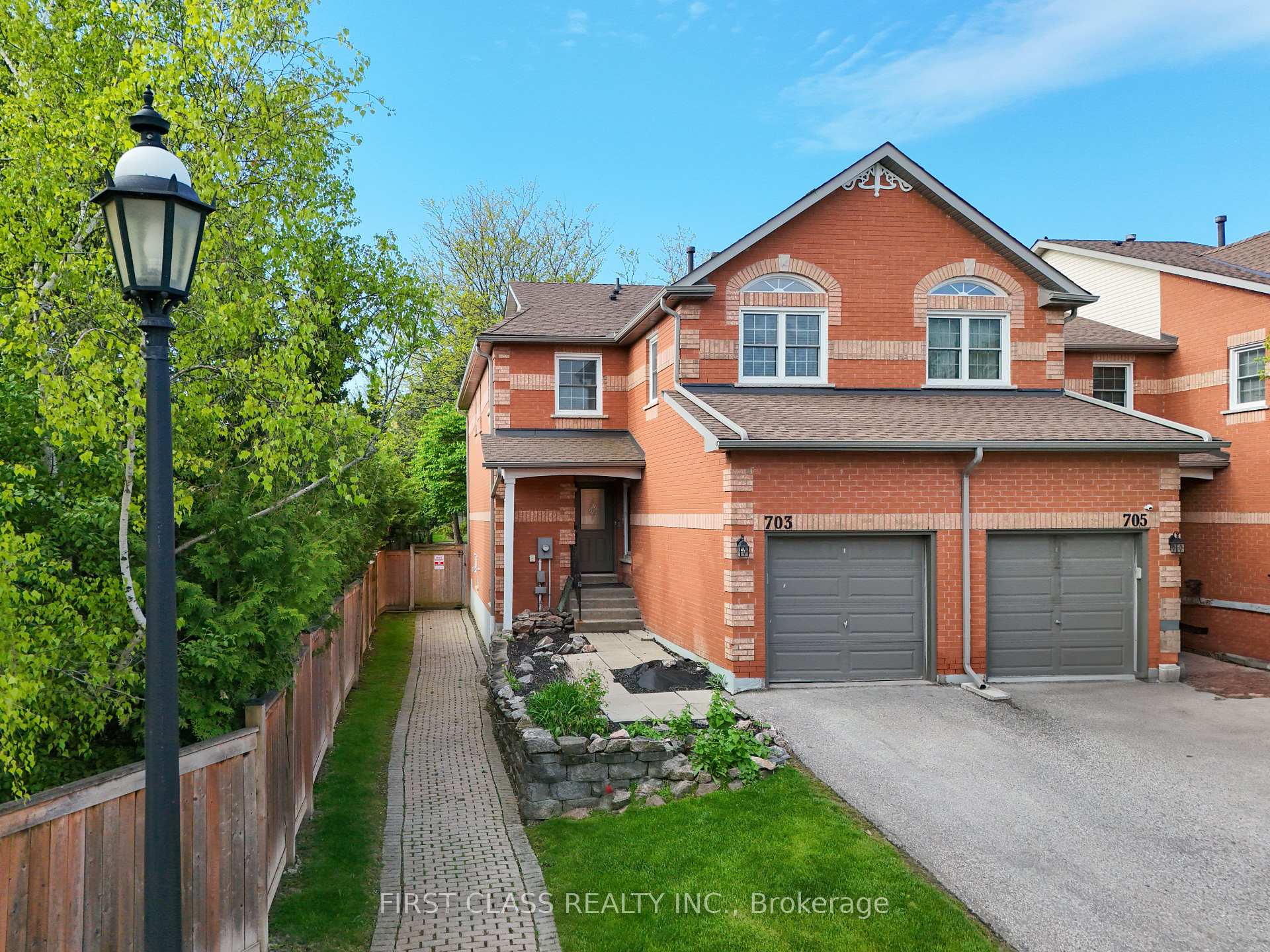 703 Caradonna Crescent, Newmarket, ON L3X 1W5
