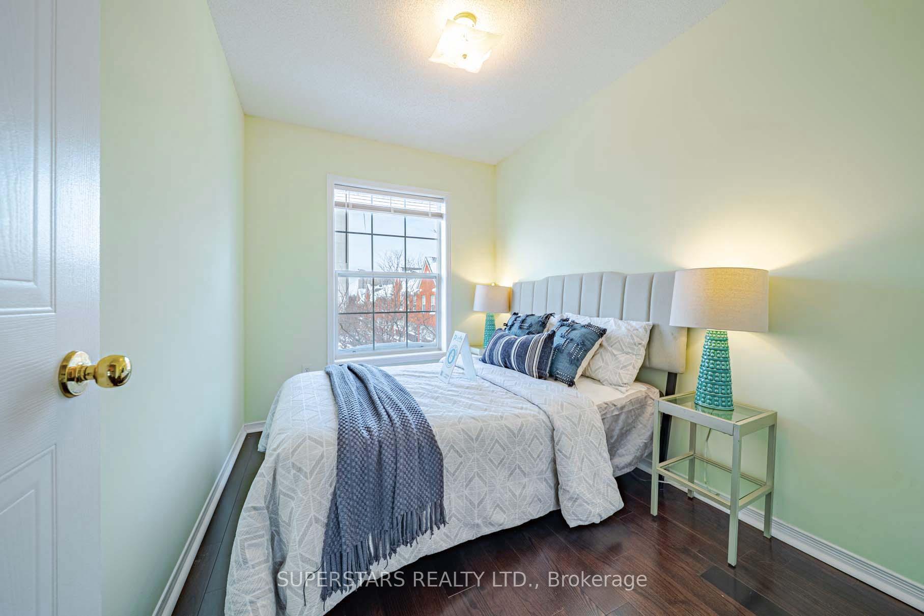 813 Sandhurst Circle, Toronto, ON M1S 5S1
