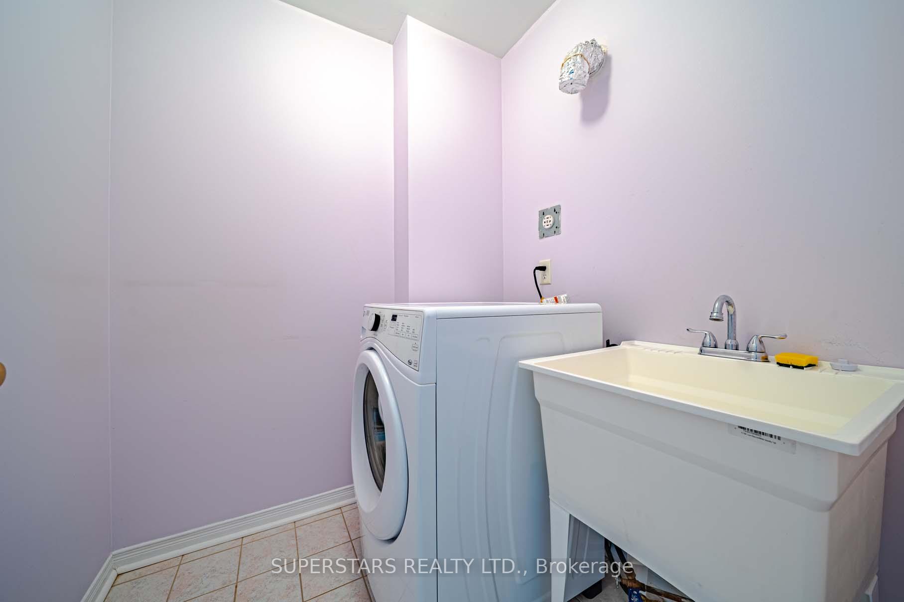813 Sandhurst Circle, Toronto, ON M1S 5S1